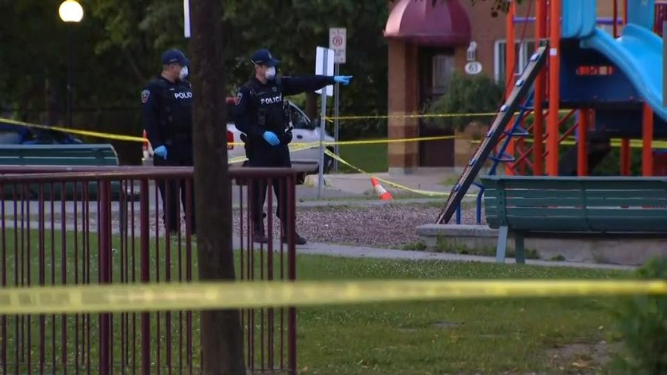18-year-old dead after shooting at Oshawa townhouse complex